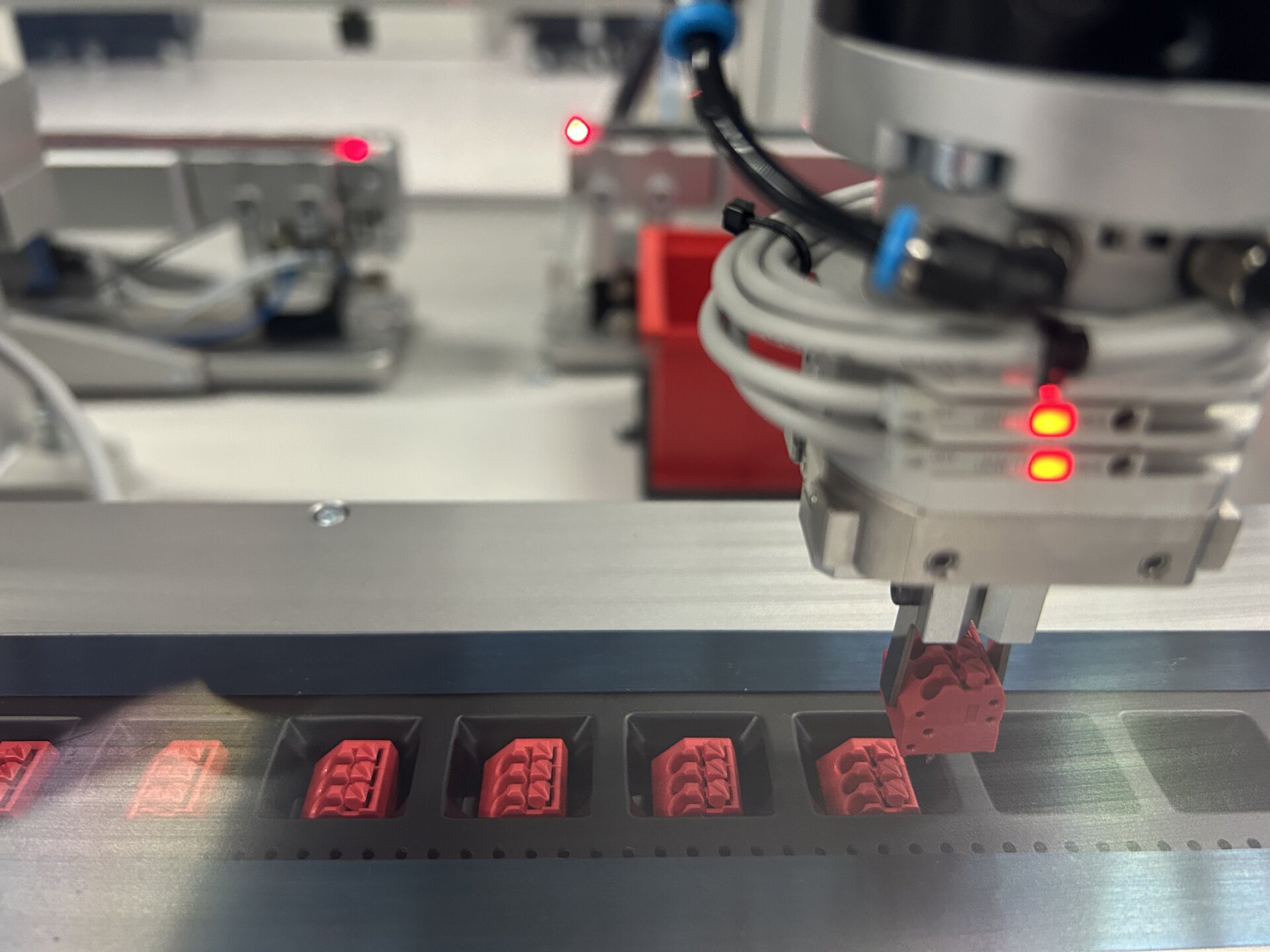 Robotic arm innovation: 3 advantages for electronic component taping ...